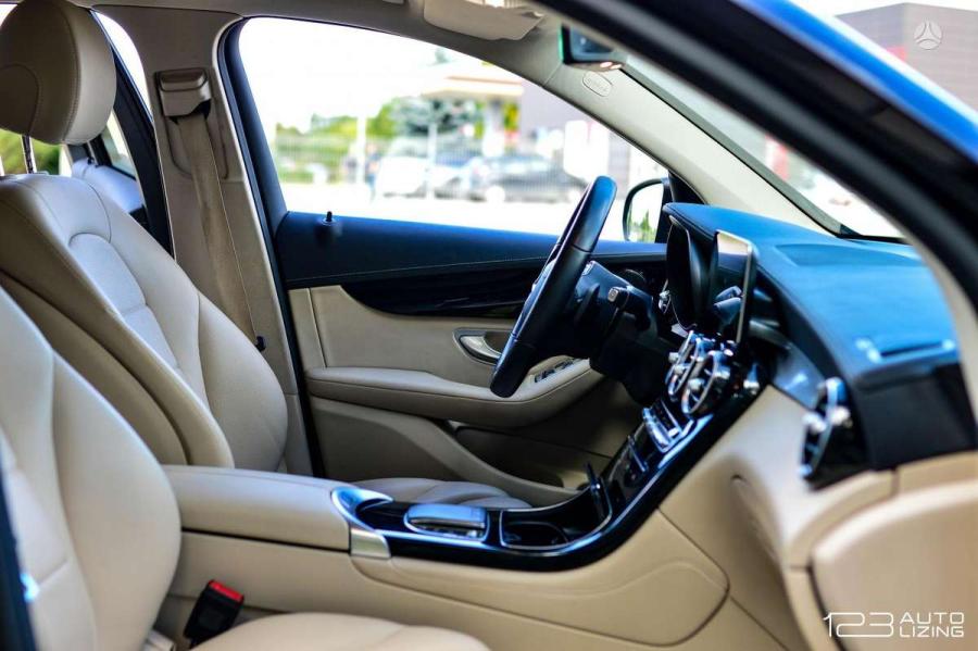 Melns Mercedes-Benz GLC 300 2020 Kretinga, ar dzinēja tilpumu 2.00 L un nobraukumu 102 tūkst. km par 28650 €, foto 21 vietnē AUTOMOTO.COM.LV