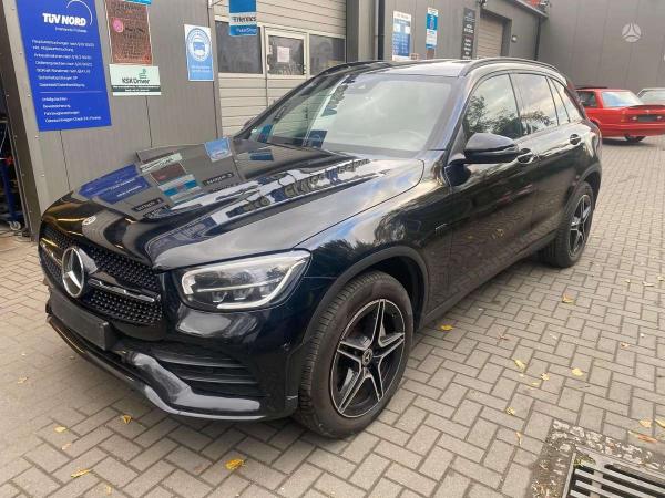 Black Mercedes-Benz GLC 300 2021 in Kaunas, with an engine capacity of 1.95 L and mileage of 157 thousand km for 29300 €, photo 1 on AUTOMOTO.COM.LV