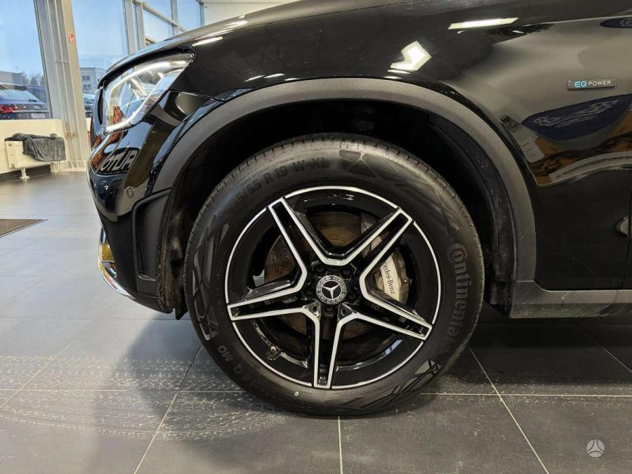 Black Mercedes-Benz GLC 300 2021 in Vilnius, with an engine capacity of 2.00 L and mileage of 145 thousand km for 31777 €, photo 7 on AUTOMOTO.COM.LV
