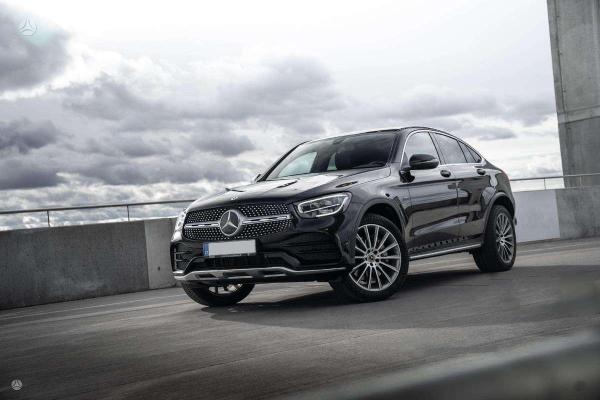 Melns Mercedes-Benz GLC 300 2021 Kauņa, ar dzinēja tilpumu 2.00 L un nobraukumu 72 tūkst. km par 38900 €, foto 1 vietnē AUTOMOTO.COM.LV