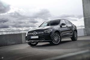 Melns Mercedes-Benz GLC 300 2021 Kauņa, ar dzinēja tilpumu 2.00 L un nobraukumu 72 tūkst. km par 38900 €, foto  vietnē AUTOMOTO.COM.LV