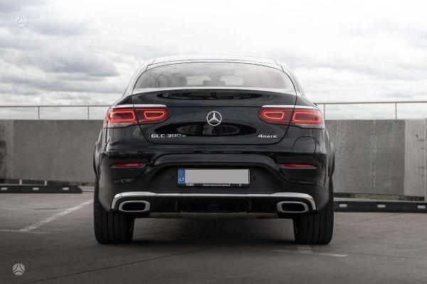 Melns Mercedes-Benz GLC 300 2021 Kauņa, ar dzinēja tilpumu 2.00 L un nobraukumu 72 tūkst. km par 38900 €, foto 5 vietnē AUTOMOTO.COM.LV