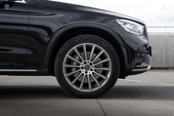 Melns Mercedes-Benz GLC 300 2021 Kauņa, ar dzinēja tilpumu 2.00 L un nobraukumu 72 tūkst. km par 38900 €, foto 10 vietnē AUTOMOTO.COM.LV