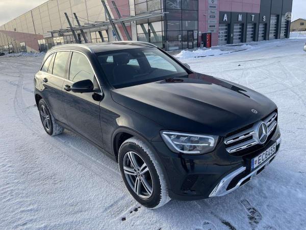 Black Mercedes-Benz GLC 300 2021 in Panevezys, with an engine capacity of 1.99 L and mileage of 156 thousand km for 32500 €, photo 2 on AUTOMOTO.COM.LV