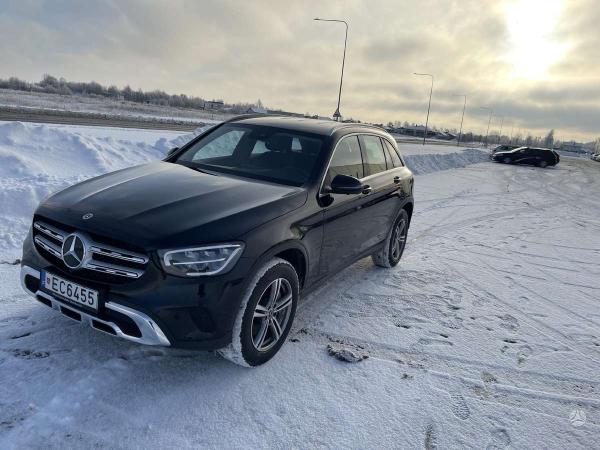 Black Mercedes-Benz GLC 300 2021 in Panevezys, with an engine capacity of 1.99 L and mileage of 156 thousand km for 32500 €, photo 3 on AUTOMOTO.COM.LV