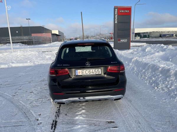 Black Mercedes-Benz GLC 300 2021 in Panevezys, with an engine capacity of 1.99 L and mileage of 156 thousand km for 32500 €, photo 4 on AUTOMOTO.COM.LV