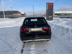 Black Mercedes-Benz GLC 300 2021 in Panevezys, with an engine capacity of 1.99 L and mileage of 156 thousand km for 32500 €, photo 4 on AUTOMOTO.COM.LV