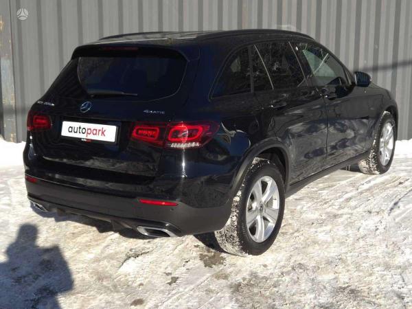 Melns Mercedes-Benz GLC 300 2021 Viļņa, ar dzinēja tilpumu 1.95 L un nobraukumu 156 tūkst. km par 37000 €, foto 3 vietnē AUTOMOTO.COM.LV