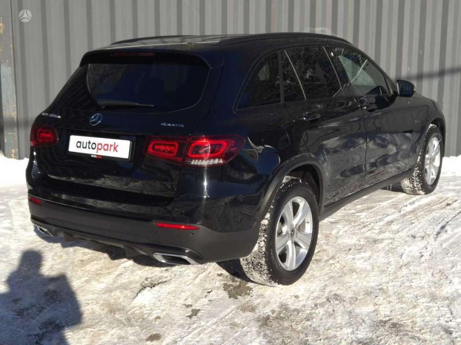 Black Mercedes-Benz GLC 300 2021 in Vilnius, with an engine capacity of 1.95 L and mileage of 156 thousand km for 37000 €, photo 3 on AUTOMOTO.COM.LV