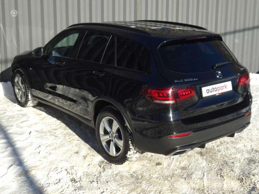 Black Mercedes-Benz GLC 300 2021 in Vilnius, with an engine capacity of 1.95 L and mileage of 156 thousand km for 37000 €, photo 4 on AUTOMOTO.COM.LV
