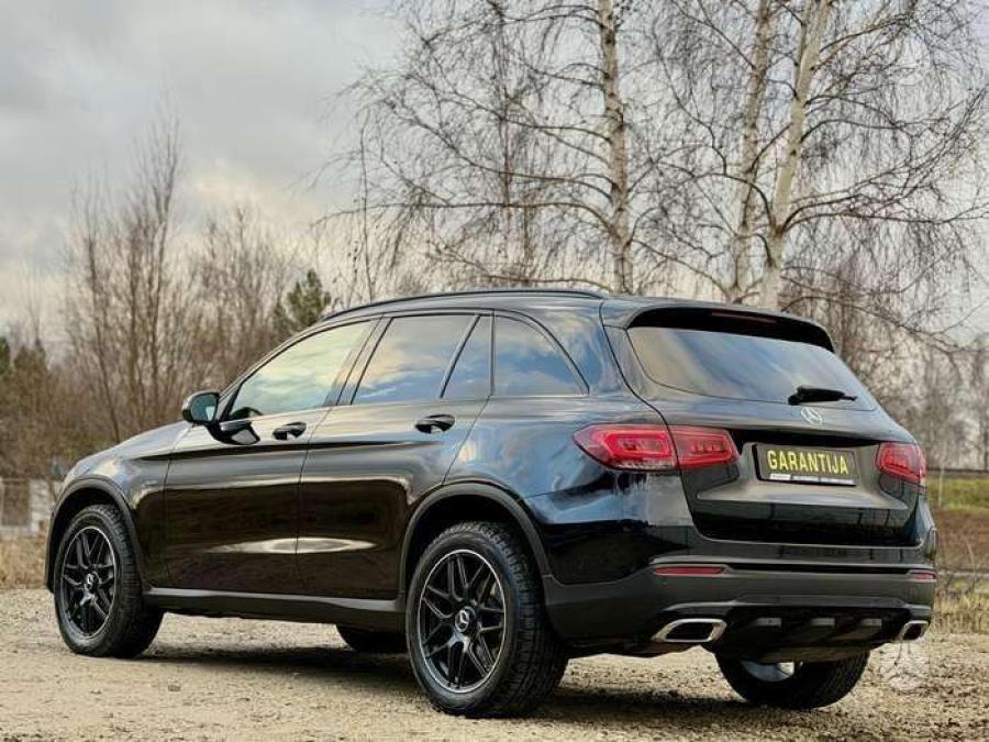 Black Mercedes-Benz GLC 300 2021 in Siauliai, with an engine capacity of 2.00 L and mileage of 175 thousand km for 29999 €, photo 3 on AUTOMOTO.COM.LV