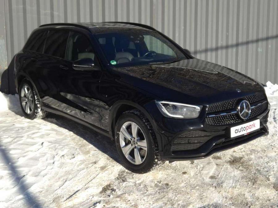 Black Mercedes-Benz GLC 300 2021 in Vilnius, with an engine capacity of 1.95 L and mileage of 156 thousand km for 37000 €, photo 2 on AUTOMOTO.COM.LV