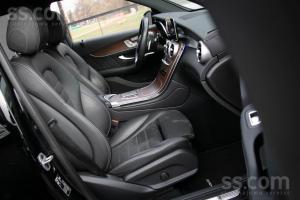 Melns Mercedes-Benz GLC 300 2021 Tukums, ar dzinēja tilpumu 2.00 L un nobraukumu 136 tūkst. km par 29990 €, foto 13 vietnē AUTOMOTO.COM.LV
