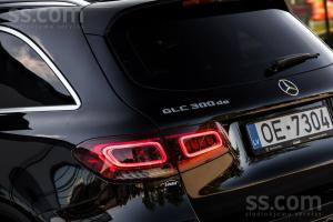 Black Mercedes-Benz GLC 300 2021 in Riga, with an engine capacity of 2.00 L and mileage of 0 thousand km for 25900 €, photo 11 on AUTOMOTO.COM.LV