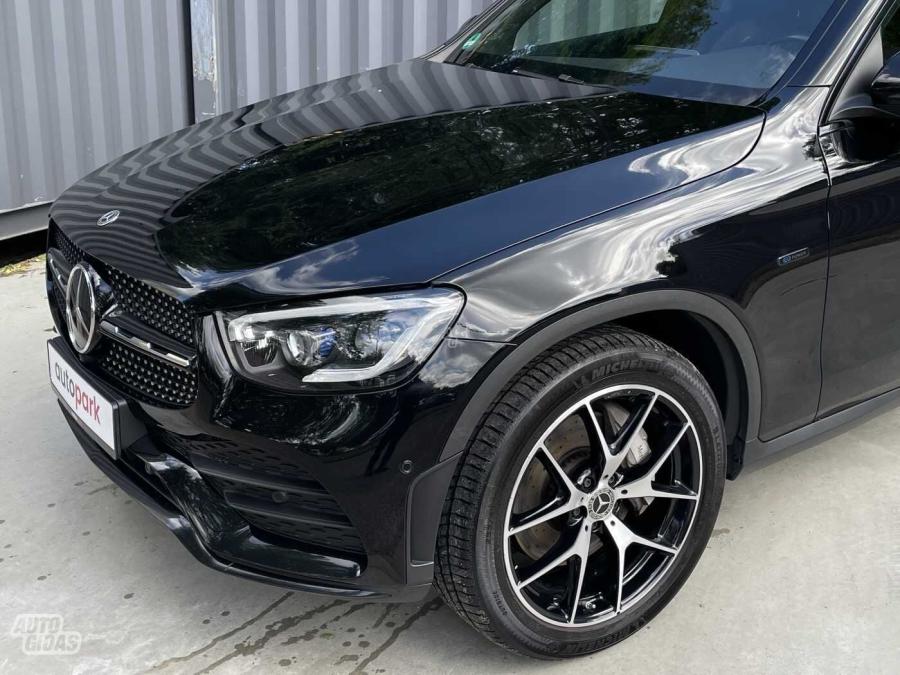 Melns Mercedes-Benz GLC 300 2021 Viļņa, ar dzinēja tilpumu 2.00 L un nobraukumu 156 tūkst. km par 35900 €, foto 3 vietnē AUTOMOTO.COM.LV