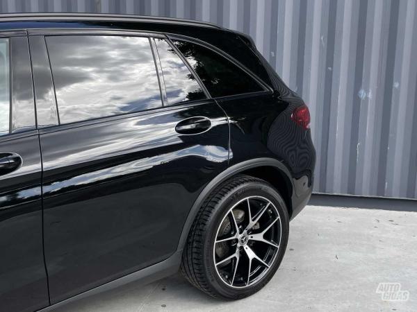 Black Mercedes-Benz GLC 300 2021 in Vilnius, with an engine capacity of 2.00 L and mileage of 156 thousand km for 35900 €, photo 4 on AUTOMOTO.COM.LV