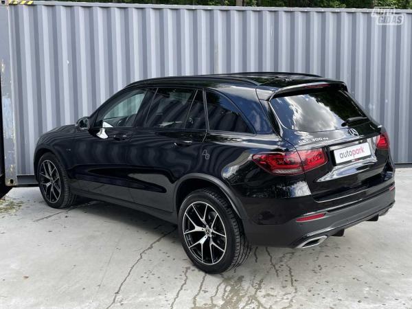 Black Mercedes-Benz GLC 300 2021 in Vilnius, with an engine capacity of 2.00 L and mileage of 156 thousand km for 35900 €, photo 6 on AUTOMOTO.COM.LV