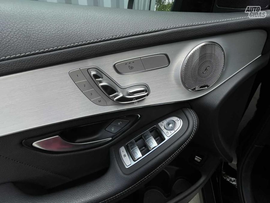 Melns Mercedes-Benz GLC 300 2021 Viļņa, ar dzinēja tilpumu 2.00 L un nobraukumu 156 tūkst. km par 35900 €, foto 23 vietnē AUTOMOTO.COM.LV