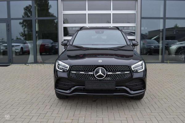 Black Mercedes-Benz GLC 300 2021 in Vilnius, with an engine capacity of 1.95 L and mileage of 169 thousand km for 30000 €, photo 3 on AUTOMOTO.COM.LV