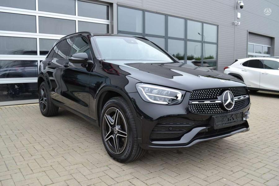 Black Mercedes-Benz GLC 300 2021 in Vilnius, with an engine capacity of 1.95 L and mileage of 169 thousand km for 30000 €, photo 5 on AUTOMOTO.COM.LV
