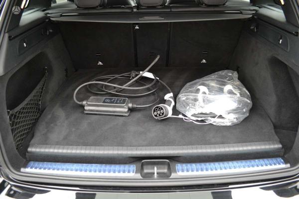 Black Mercedes-Benz GLC 300 2021 in Vilnius, with an engine capacity of 1.95 L and mileage of 169 thousand km for 30000 €, photo 9 on AUTOMOTO.COM.LV