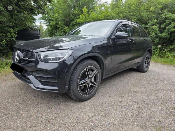 Black Mercedes-Benz GLC 300 2021 in Kaunas, with an engine capacity of 1.95 L and mileage of 186 thousand km for 26000 €, photo 1 on AUTOMOTO.COM.LV