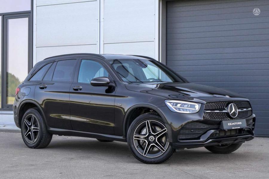 Black Mercedes-Benz GLC 300 2021 in Kaunas, with an engine capacity of 1.95 L and mileage of 187 thousand km for 28499 €, photo 1 on AUTOMOTO.COM.LV