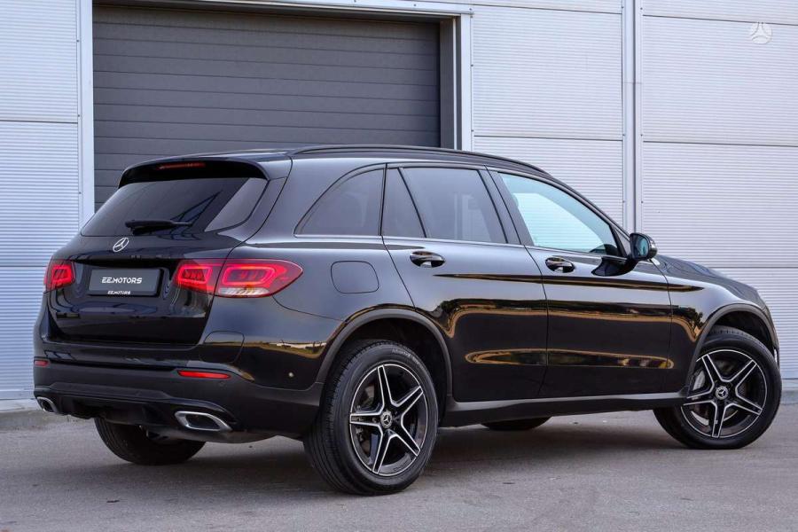 Black Mercedes-Benz GLC 300 2021 in Kaunas, with an engine capacity of 1.95 L and mileage of 187 thousand km for 28499 €, photo 3 on AUTOMOTO.COM.LV