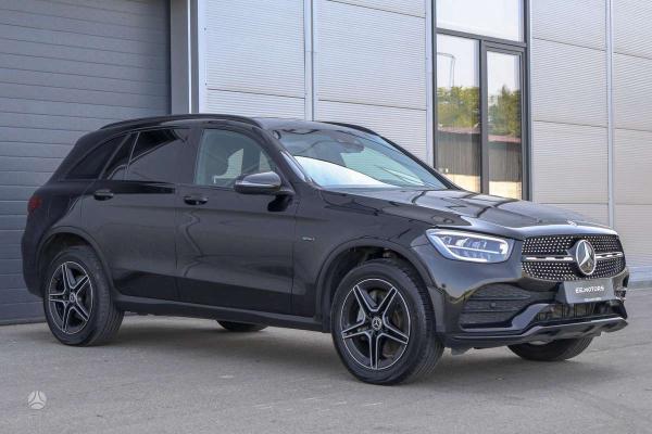 Melns Mercedes-Benz GLC 300 2021 Kauņa, ar dzinēja tilpumu 1.95 L un nobraukumu 187 tūkst. km par 28499 €, foto 3 vietnē AUTOMOTO.COM.LV