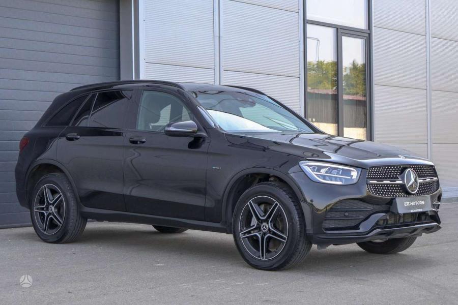 Black Mercedes-Benz GLC 300 2021 in Kaunas, with an engine capacity of 1.95 L and mileage of 187 thousand km for 28499 €, photo 4 on AUTOMOTO.COM.LV