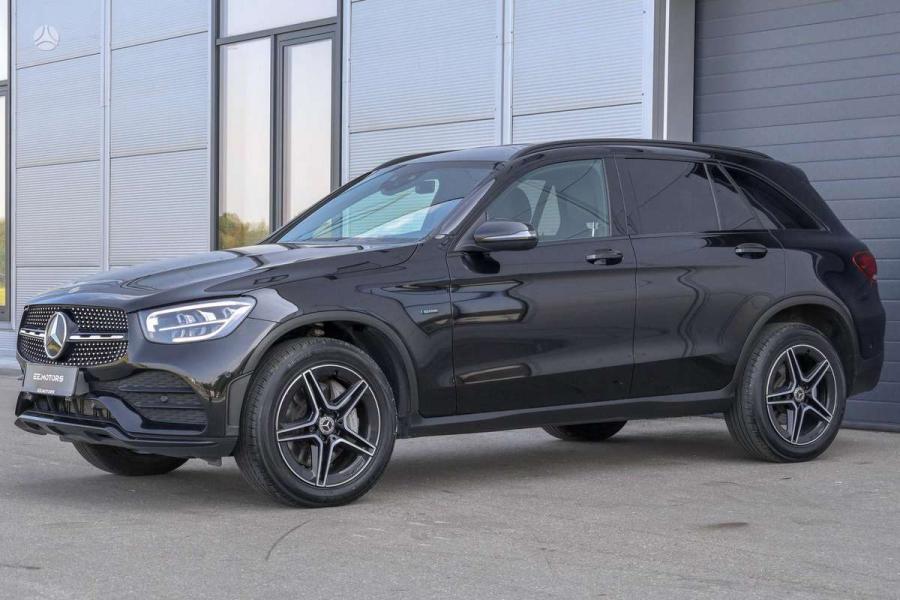 Black Mercedes-Benz GLC 300 2021 in Kaunas, with an engine capacity of 1.95 L and mileage of 187 thousand km for 28499 €, photo 8 on AUTOMOTO.COM.LV