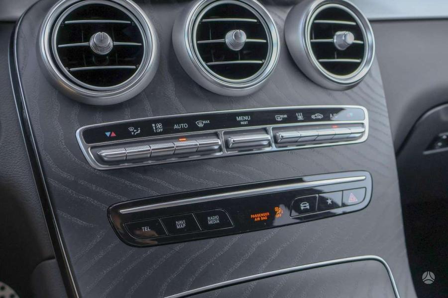 Black Mercedes-Benz GLC 300 2021 in Kaunas, with an engine capacity of 1.95 L and mileage of 187 thousand km for 28499 €, photo 34 on AUTOMOTO.COM.LV