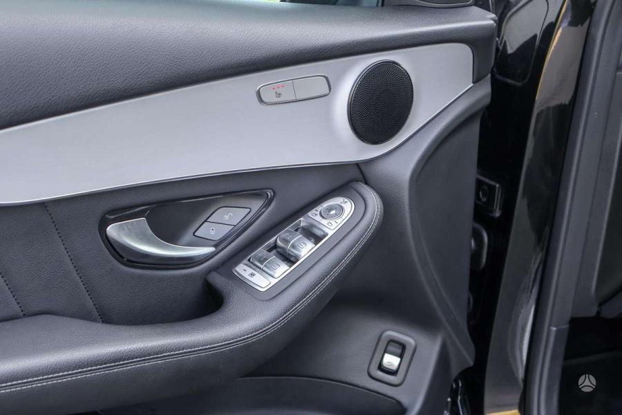 Black Mercedes-Benz GLC 300 2021 in Kaunas, with an engine capacity of 1.95 L and mileage of 187 thousand km for 28499 €, photo 41 on AUTOMOTO.COM.LV