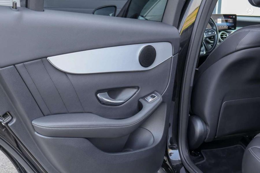 Black Mercedes-Benz GLC 300 2021 in Kaunas, with an engine capacity of 1.95 L and mileage of 187 thousand km for 28499 €, photo 44 on AUTOMOTO.COM.LV