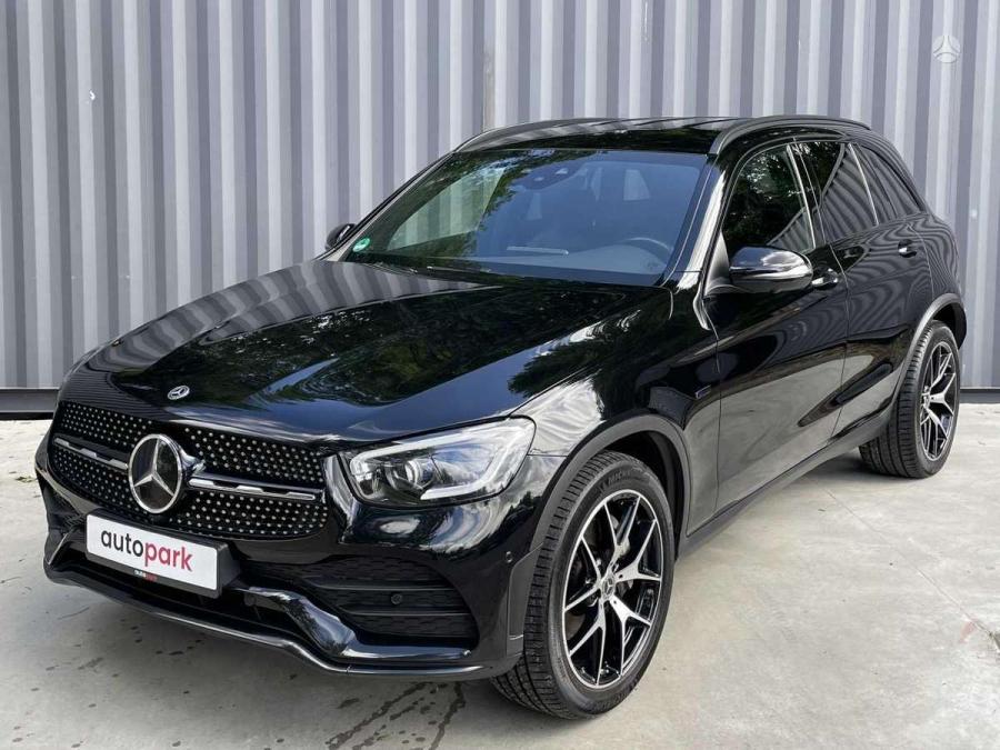 Melns Mercedes-Benz GLC 300 2021 Viļņa, ar dzinēja tilpumu 1.95 L un nobraukumu 156 tūkst. km par 35900 €, foto 1 vietnē AUTOMOTO.COM.LV