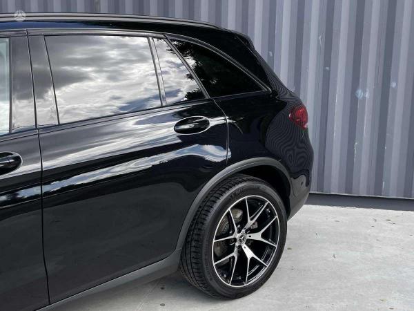 Melns Mercedes-Benz GLC 300 2021 Viļņa, ar dzinēja tilpumu 1.95 L un nobraukumu 156 tūkst. km par 35900 €, foto 4 vietnē AUTOMOTO.COM.LV