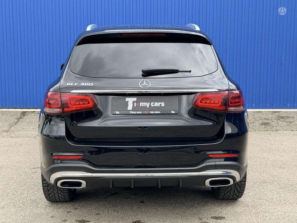 Melns Mercedes-Benz GLC 300 2021 Kauņa, ar dzinēja tilpumu 1.99 L un nobraukumu 58 tūkst. km par 32500 €, foto 4 vietnē AUTOMOTO.COM.LV
