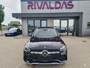 Melns Mercedes-Benz GLC 300 2021 Šauļi, ar dzinēja tilpumu 1.99 L un nobraukumu 80 tūkst. km par 35990 €, foto  vietnē AUTOMOTO.COM.LV