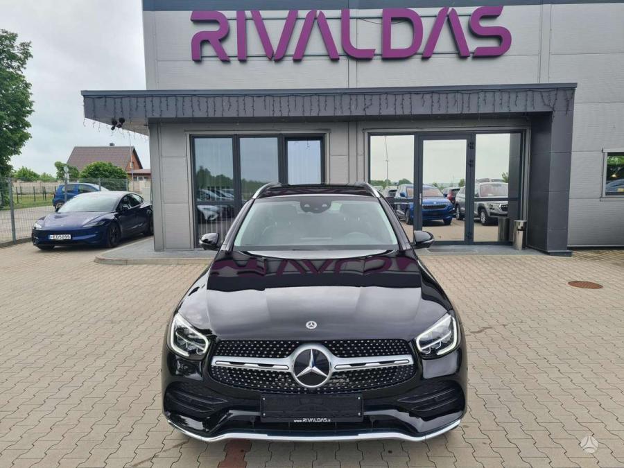 Melns Mercedes-Benz GLC 300 2021 Šauļi, ar dzinēja tilpumu 1.99 L un nobraukumu 80 tūkst. km par 35990 €, foto 1 vietnē AUTOMOTO.COM.LV