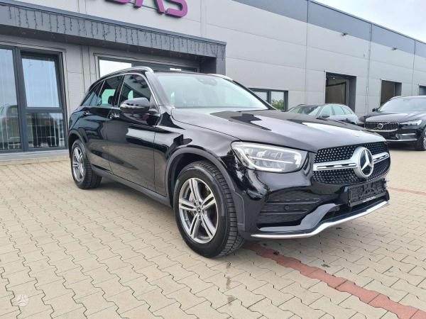 Black Mercedes-Benz GLC 300 2021 in Siauliai, with an engine capacity of 1.99 L and mileage of 80 thousand km for 35990 €, photo 3 on AUTOMOTO.COM.LV
