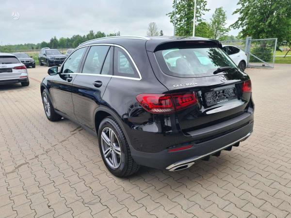 Black Mercedes-Benz GLC 300 2021 in Siauliai, with an engine capacity of 1.99 L and mileage of 80 thousand km for 35990 €, photo 5 on AUTOMOTO.COM.LV