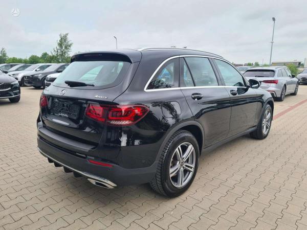 Black Mercedes-Benz GLC 300 2021 in Siauliai, with an engine capacity of 1.99 L and mileage of 80 thousand km for 35990 €, photo 7 on AUTOMOTO.COM.LV