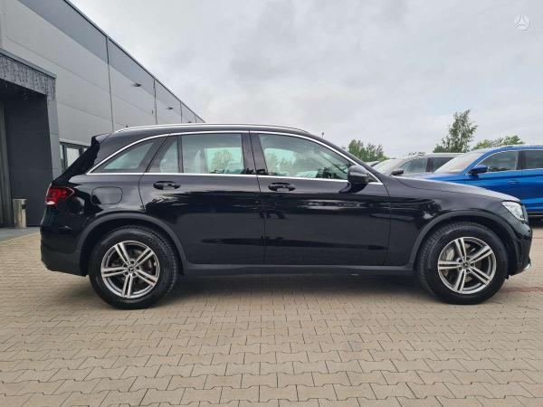 Black Mercedes-Benz GLC 300 2021 in Siauliai, with an engine capacity of 1.99 L and mileage of 80 thousand km for 35990 €, photo 8 on AUTOMOTO.COM.LV
