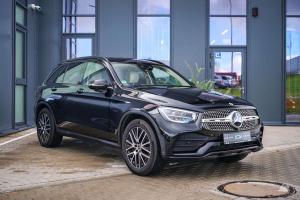 Melns Mercedes-Benz GLC 300 2021 Kauņa, ar dzinēja tilpumu 1.95 L un nobraukumu 77 tūkst. km par 33950 €, foto  vietnē AUTOMOTO.COM.LV