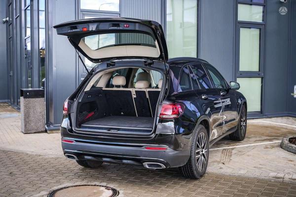Black Mercedes-Benz GLC 300 2021 in Kaunas, with an engine capacity of 1.95 L and mileage of 77 thousand km for 33950 €, photo 11 on AUTOMOTO.COM.LV