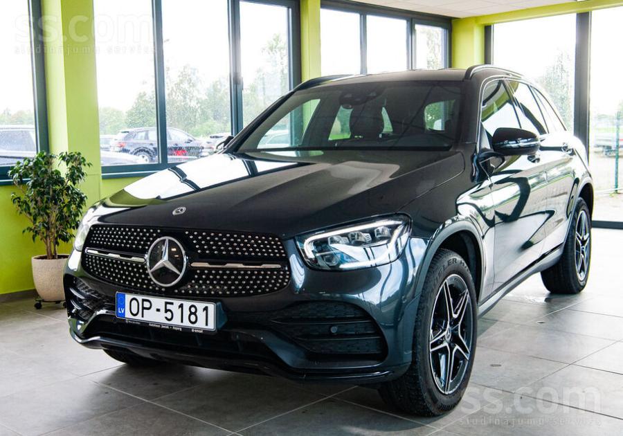 Black Mercedes-Benz GLC 300 2021 in Cesis, with an engine capacity of 2.00 L and mileage of 93 thousand km for 32900 €, photo 3 on AUTOMOTO.COM.LV