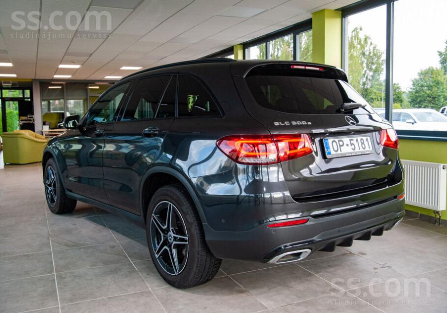 Black Mercedes-Benz GLC 300 2021 in Cesis, with an engine capacity of 2.00 L and mileage of 93 thousand km for 32900 €, photo 4 on AUTOMOTO.COM.LV