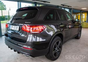 Black Mercedes-Benz GLC 300 2021 in Cesis, with an engine capacity of 2.00 L and mileage of 93 thousand km for 32900 €, photo 6 on AUTOMOTO.COM.LV