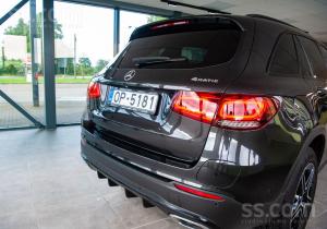 Black Mercedes-Benz GLC 300 2021 in Cesis, with an engine capacity of 2.00 L and mileage of 93 thousand km for 32900 €, photo 7 on AUTOMOTO.COM.LV