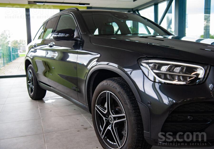Black Mercedes-Benz GLC 300 2021 in Cesis, with an engine capacity of 2.00 L and mileage of 93 thousand km for 32900 €, photo 8 on AUTOMOTO.COM.LV